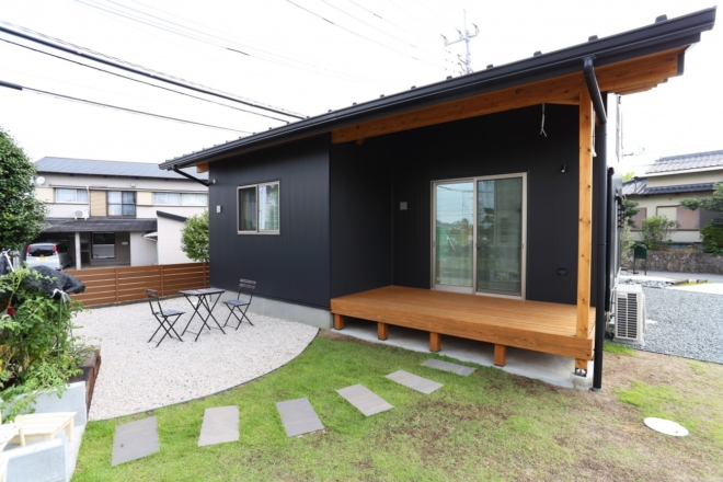 木と石の組み合わせがスタイリッシュな外構の家、BinO LOAFER（ビーノ ローファー）。｜注文住宅施工事例｜福岡・久留米の注文住宅会社ホームラボ